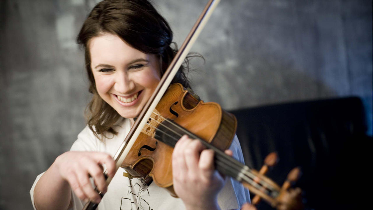 MLDSPOT | Chloë Hanslip, Violinist Cantik Asal Inggris yang Pukau Dunia ...