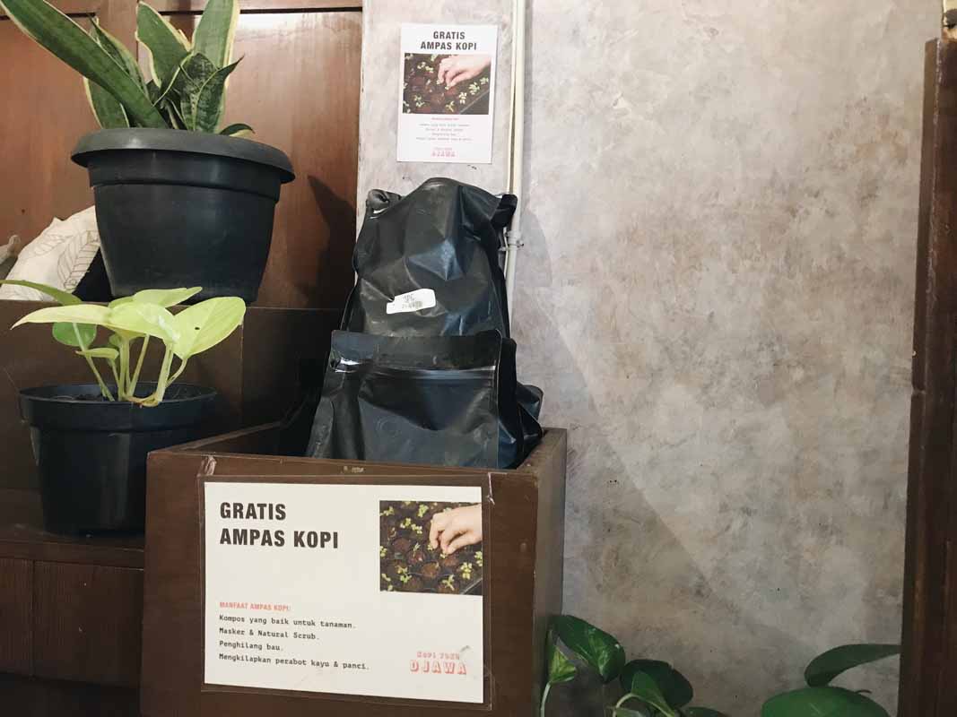 MLDSPOT | Kopi Toko Djawa, Kedai Kopi Ikonik di Tengah Keramaian Jalan ...