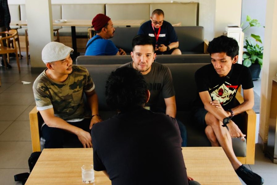 MLDSPOT | Payung Teduh Rancang Rencana Saat Terjebak Delay 7 Jam