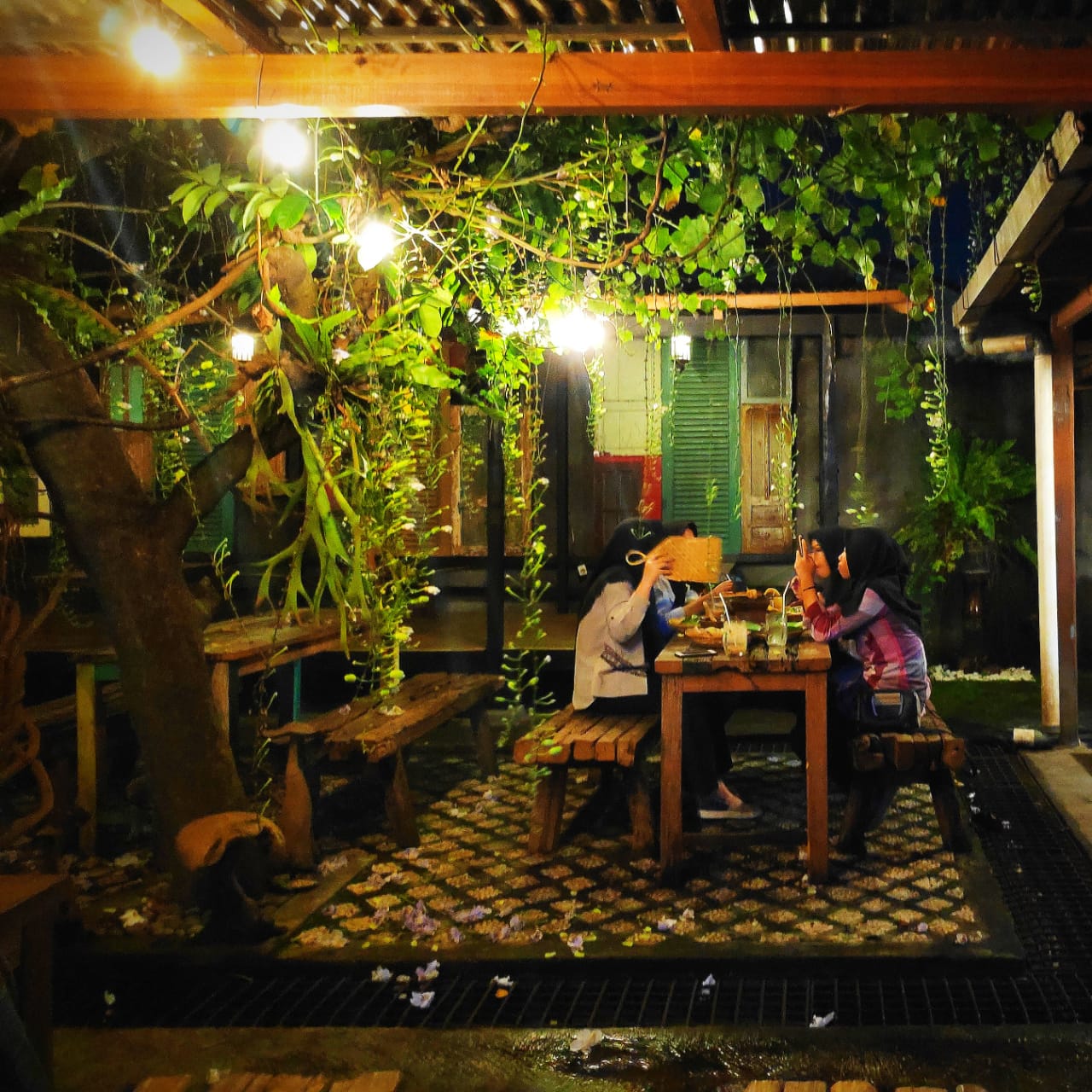 MLDSPOT | Waroeng Klangenan, Makan ala Angkringan dengan Kenyamanan Resto