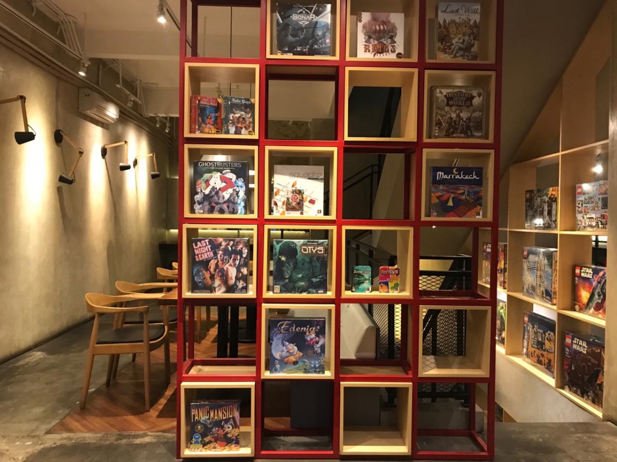 MLDSPOT | The Bunker Cafe, Kawinkan Keseruan Board Game dan Kuliner